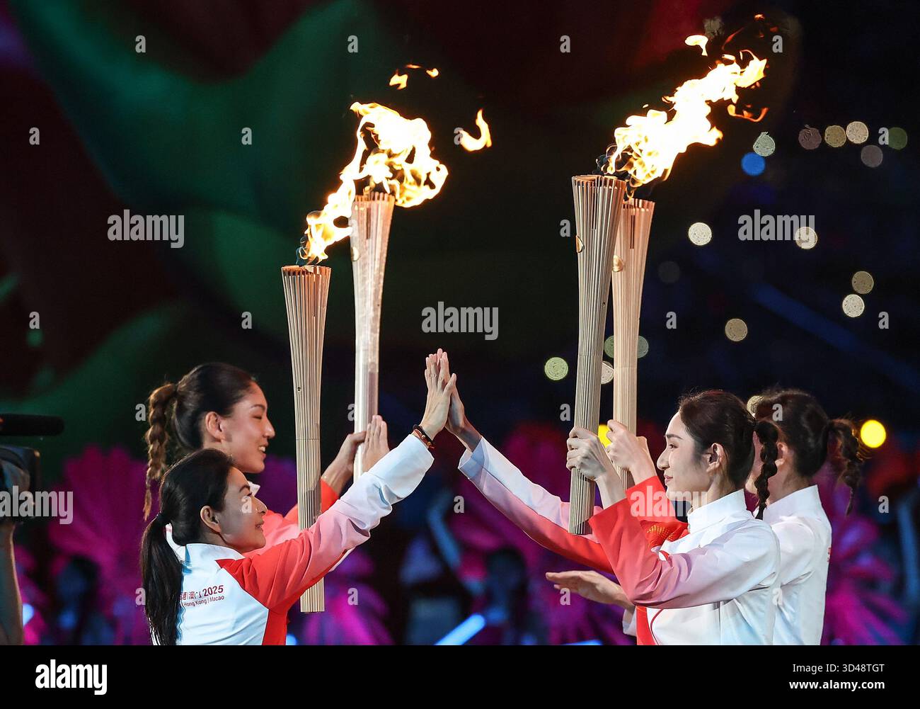 (251109) -- GUANGZHOU, Nov. 9, 2025 (Xinhua) -- Torchbearers take part ...