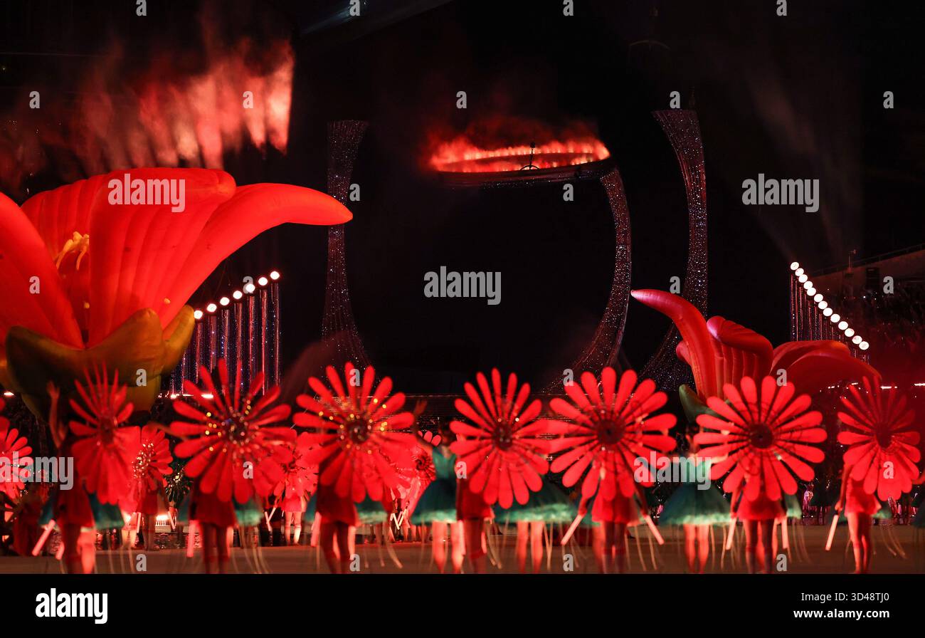 (251109) -- GUANGZHOU, Nov. 9, 2025 (Xinhua) -- The cauldron is lit ...
