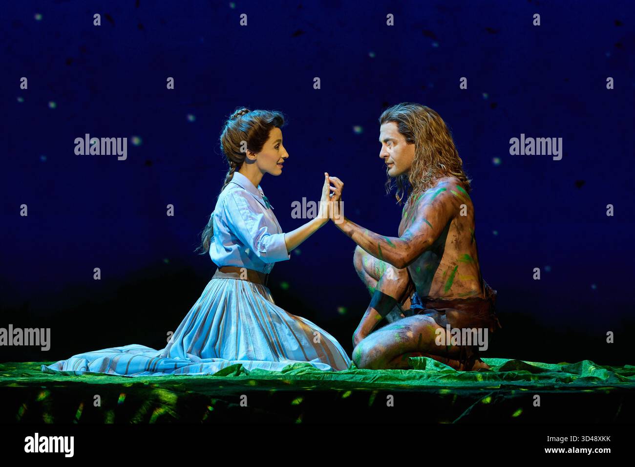 09 November 2025, Hamburg: The actors Abla Alaoui (l) as Jane and ...