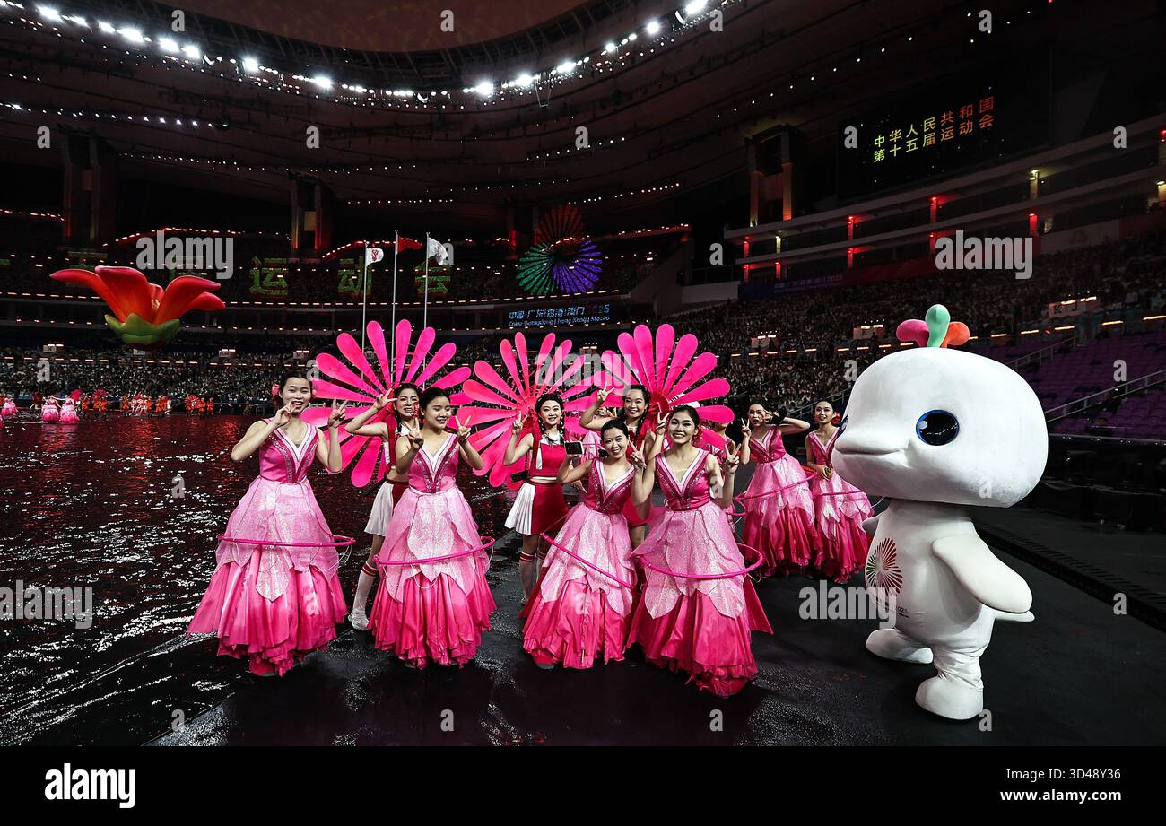 (251109) -- GUANGZHOU, Nov. 9, 2025 (Xinhua) -- Artists and a mascot ...