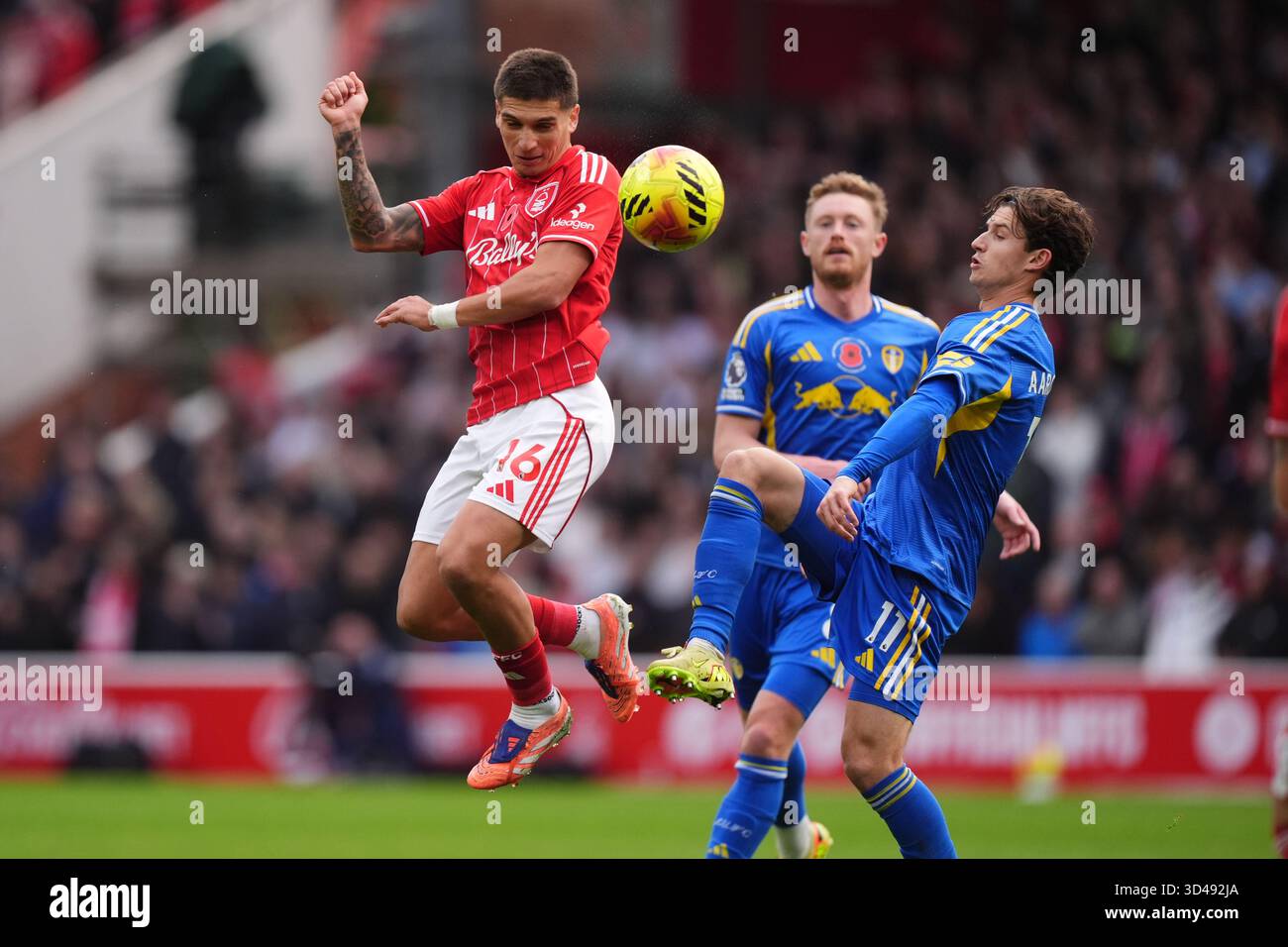 Nottingham Forest's Nicolas Dominguez (left) and Leeds United's Brenden ...