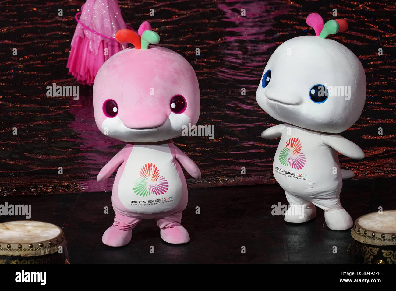(251109) -- GUANGZHOU, Nov. 9, 2025 (Xinhua) -- Mascots are seen during ...