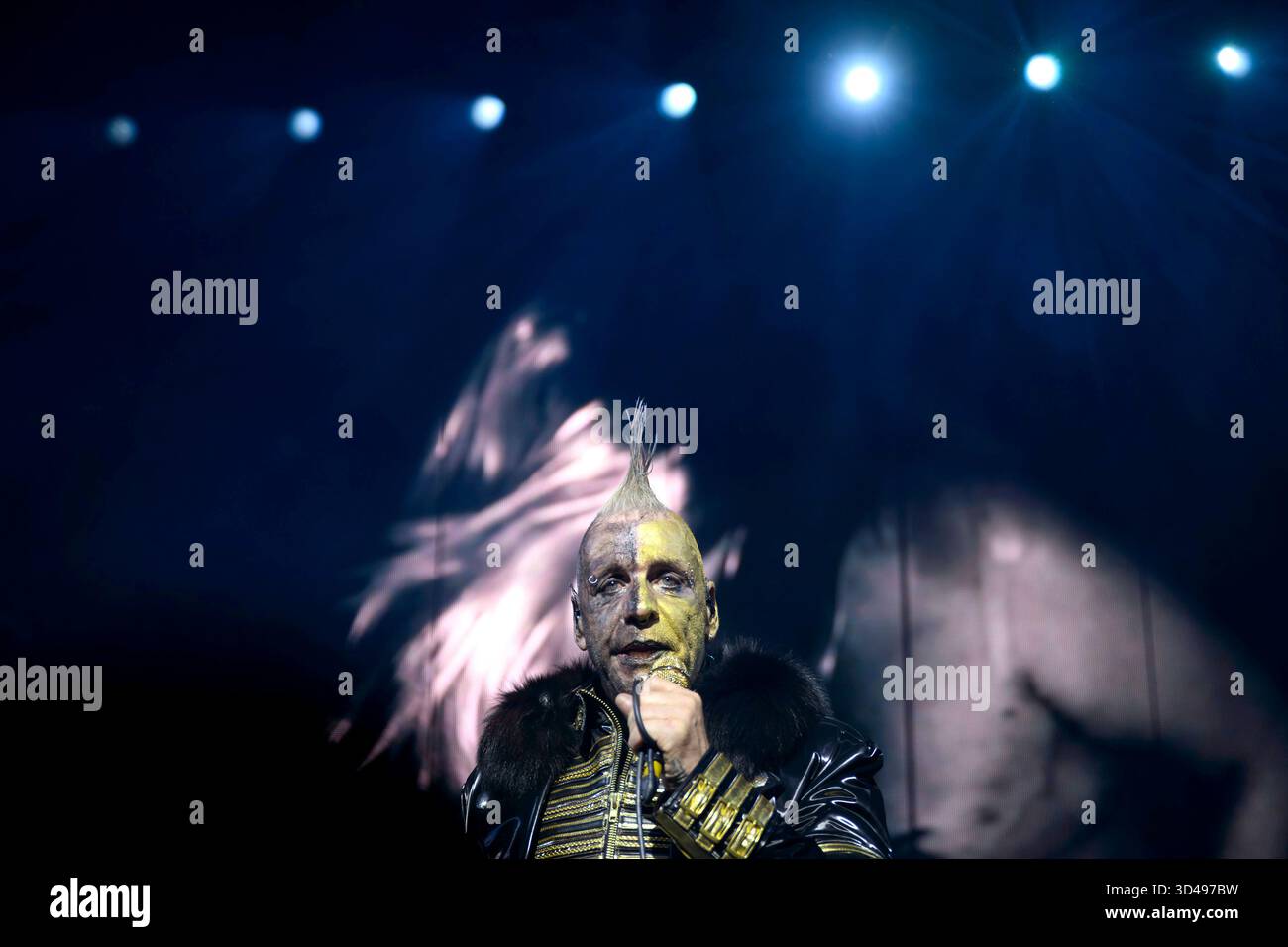 Sänger Till Lindemann, Frontmann der Band Rammstein, performt im Rahmen ...