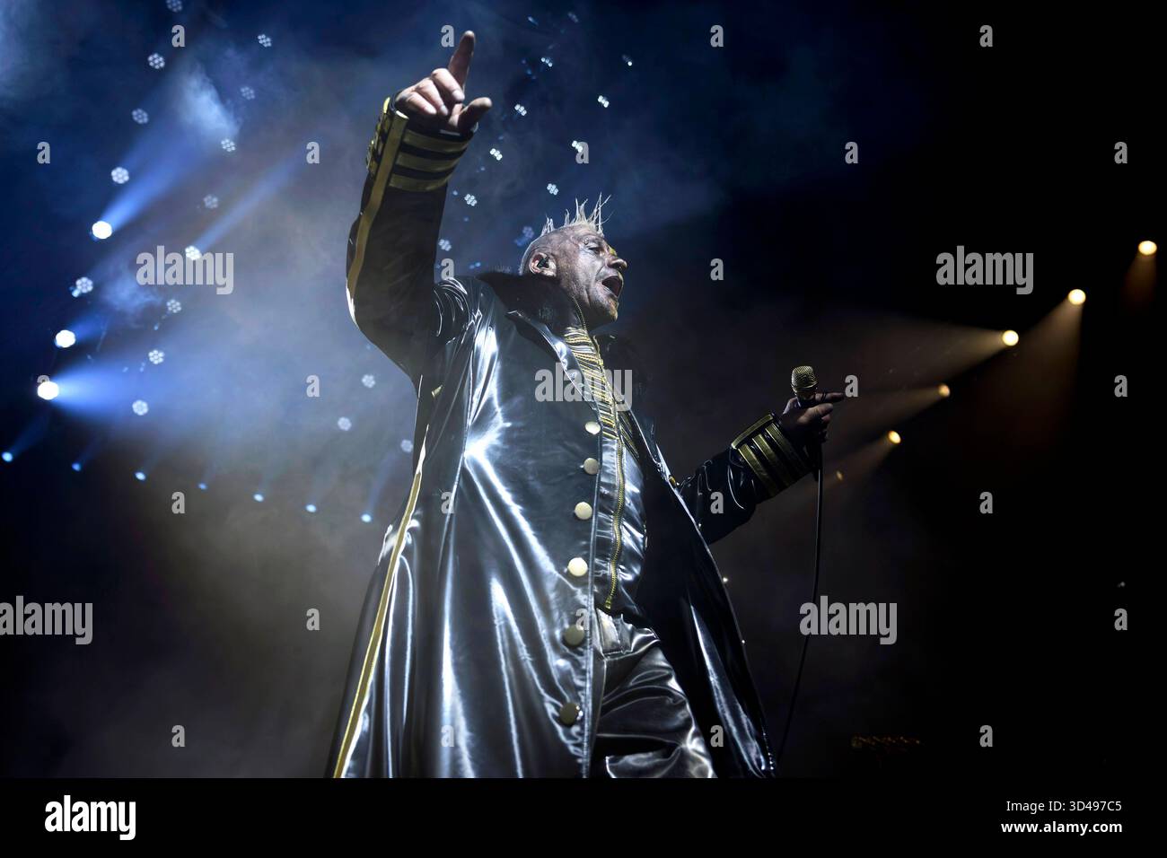 Sänger Till Lindemann, Frontmann der Band Rammstein, performt im Rahmen ...