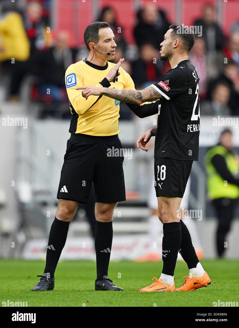 From left: referee Benjamin Brand, Mathias Pereira Lage (St. Pauli ...