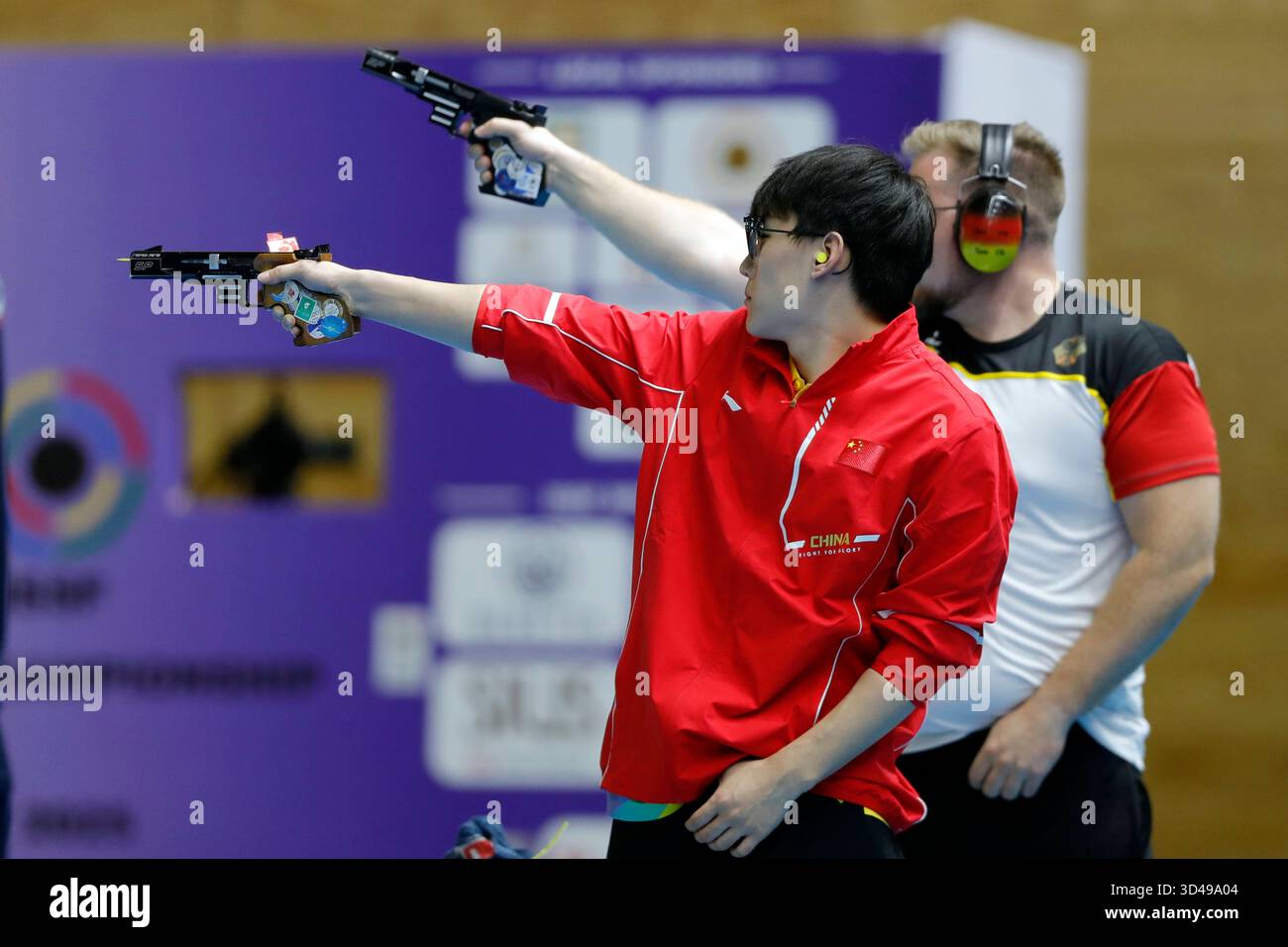 (251109) -- CAIRO, Nov. 9, 2025 (Xinhua) -- Ni Zhixin (front) of China ...