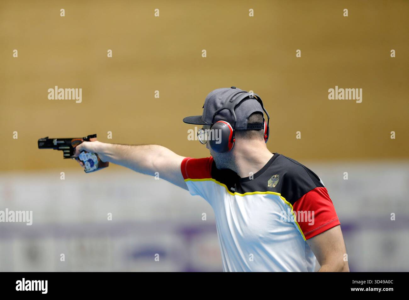 (251109) -- CAIRO, Nov. 9, 2025 (Xinhua) -- Emanuel Mueller of Germany ...