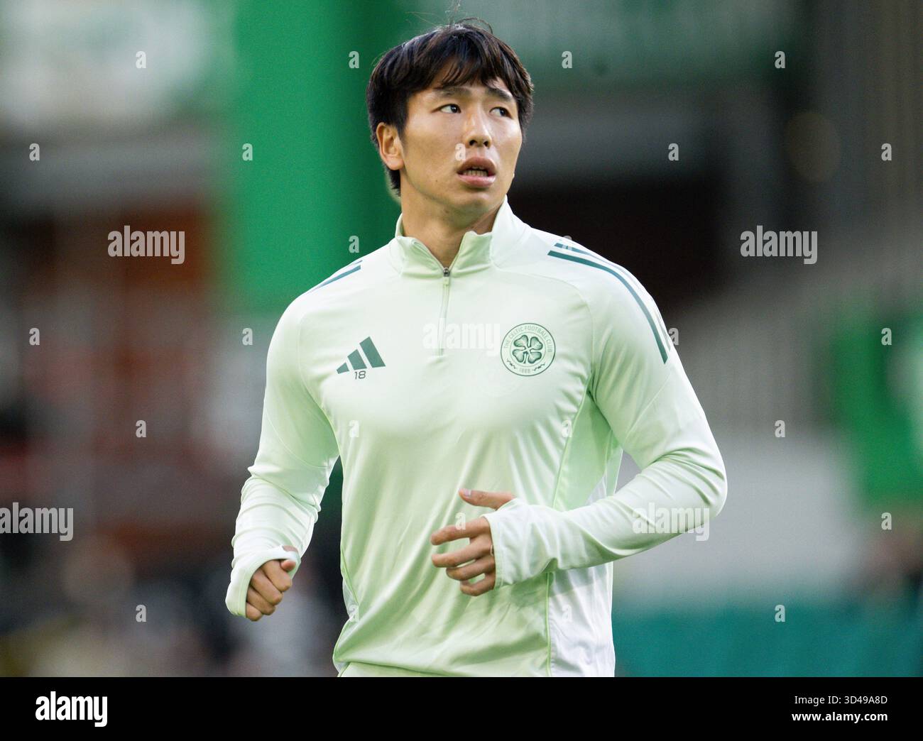 GLASGOW, SCOTLAND - NOVEMBER 09: Celtic’s Shin Yamada warms up ahead of ...