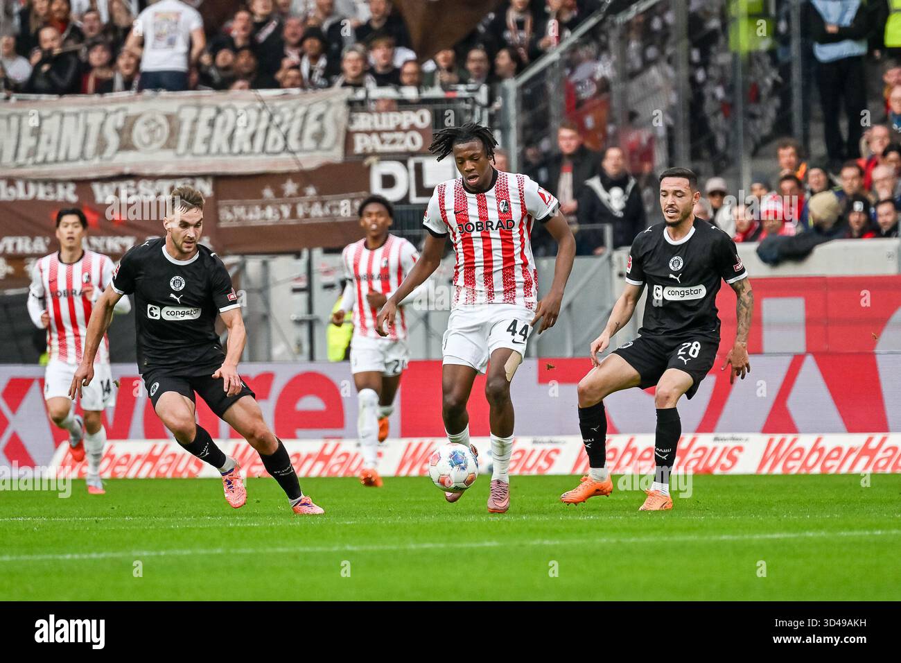 Johan Manzambi (Freiburg, #44) on the ball in front of James Sands (FC ...