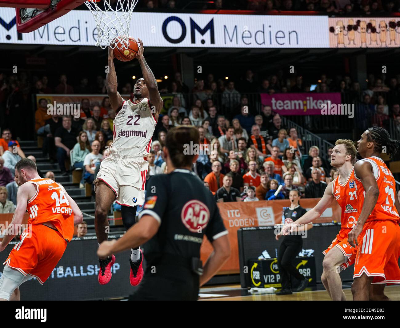 Isaiah Mike (Basketball Loewen Muenchen, 22) dunking Rasta Vechta vs ...