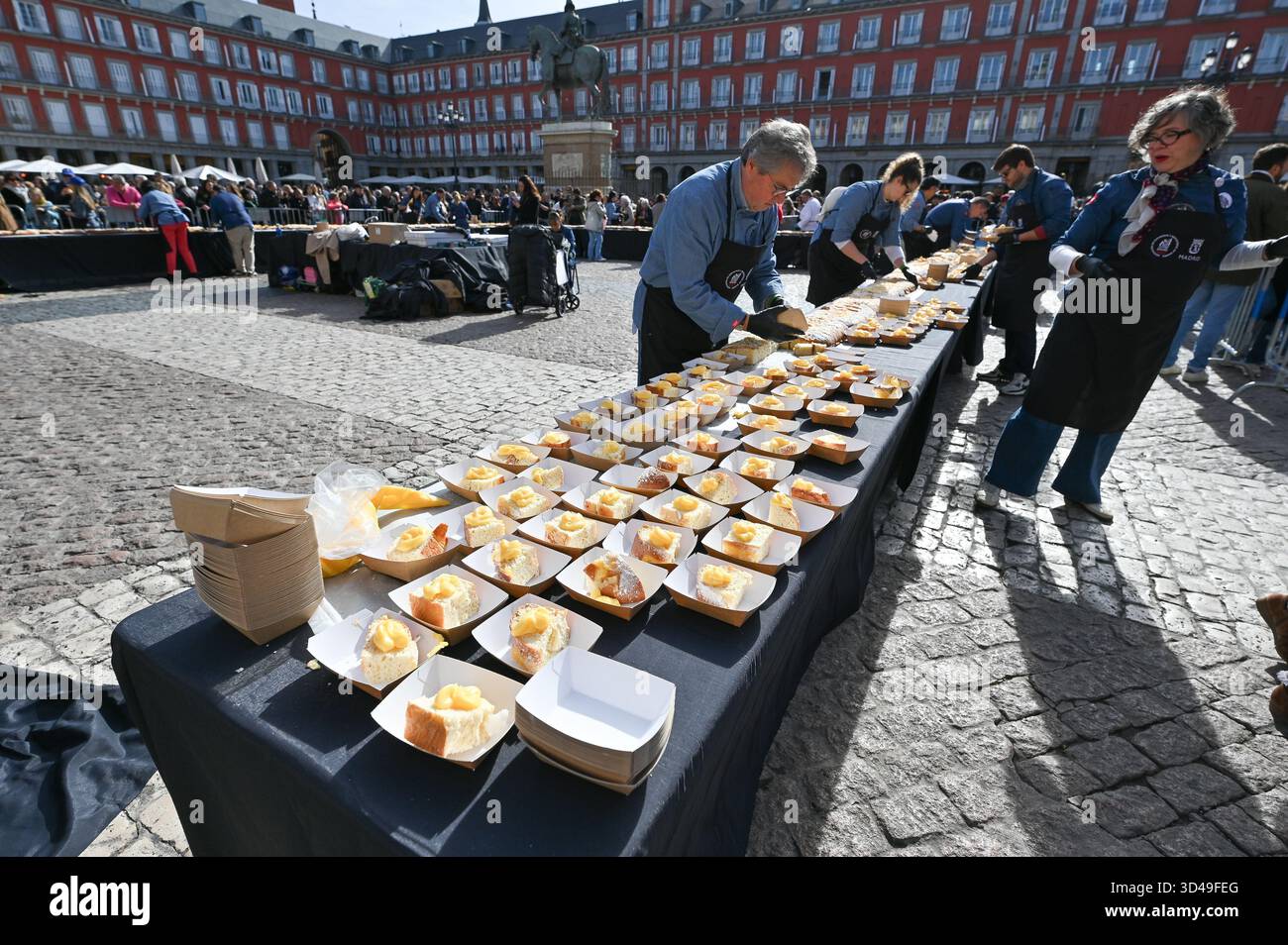 Cooks prepare the tasting of the large 20m Corona de la Almudena to ...