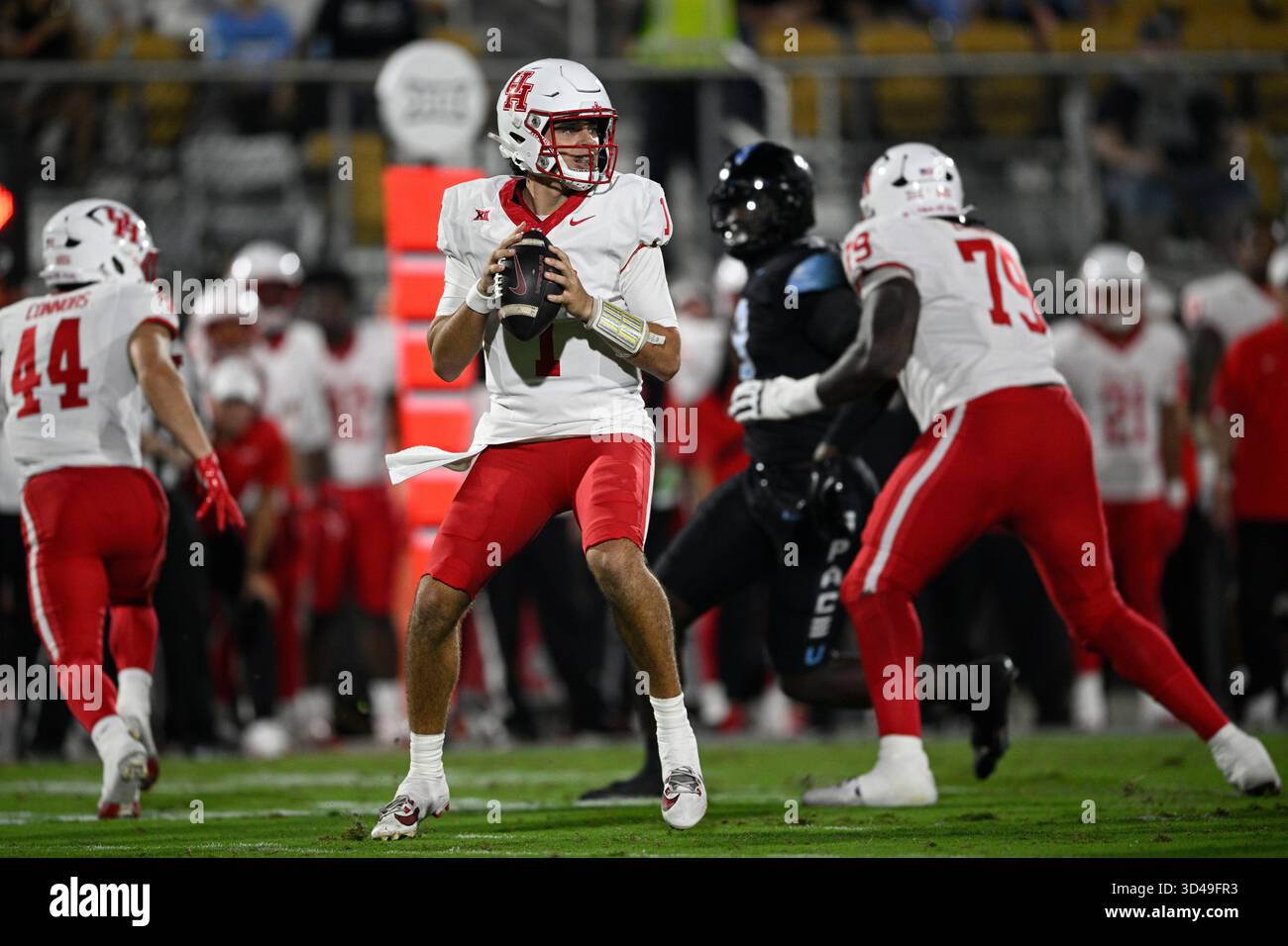 Houston quarterback Conner Weigman (1) looks for a receiver during the ...