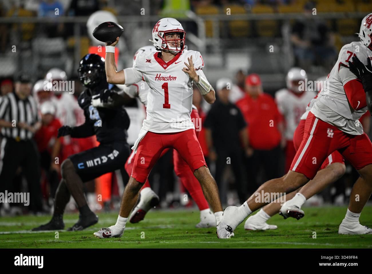 Houston quarterback Conner Weigman (1) looks for a receiver during the ...