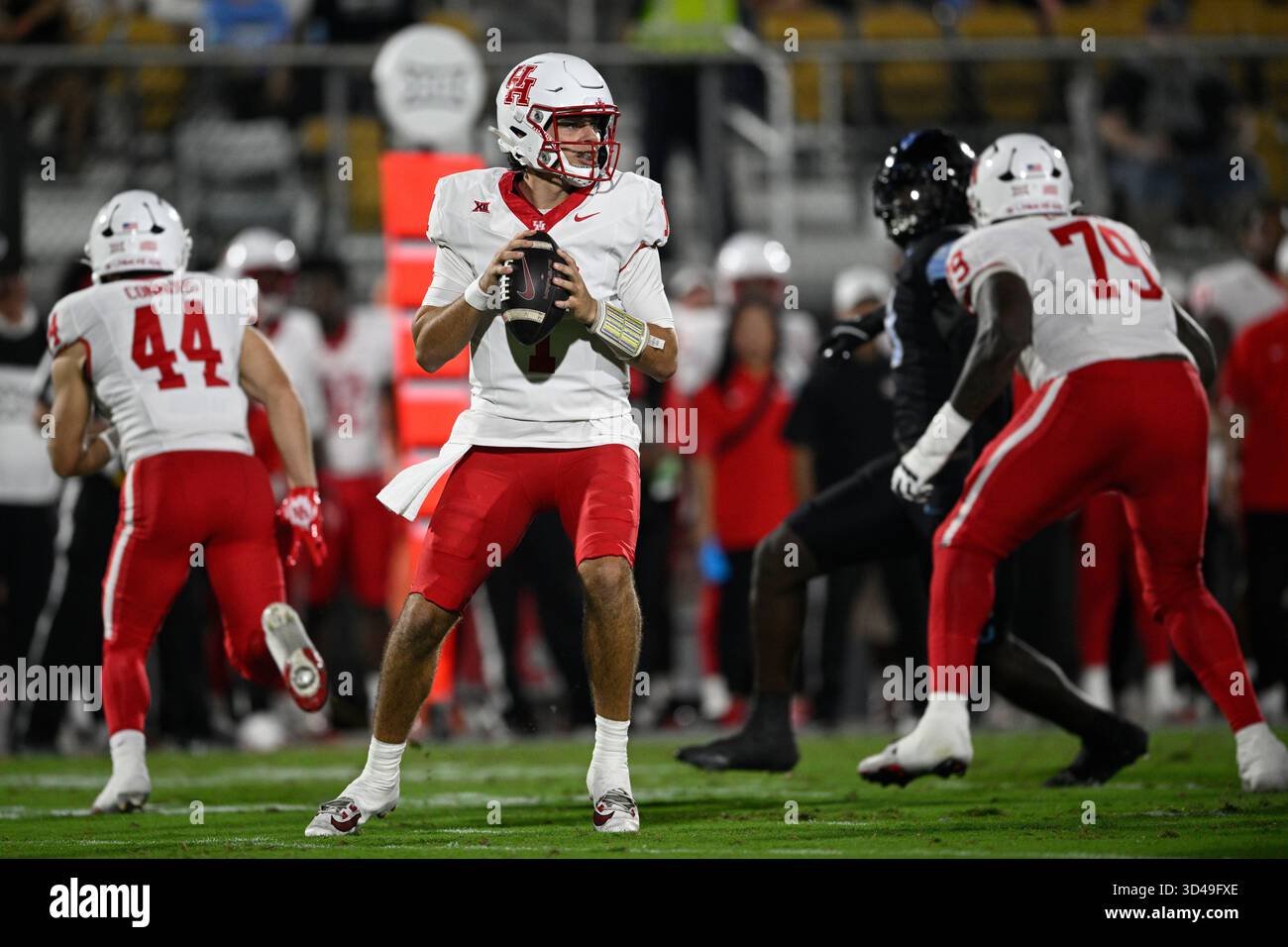 Houston quarterback Conner Weigman (1) looks for a receiver during the ...