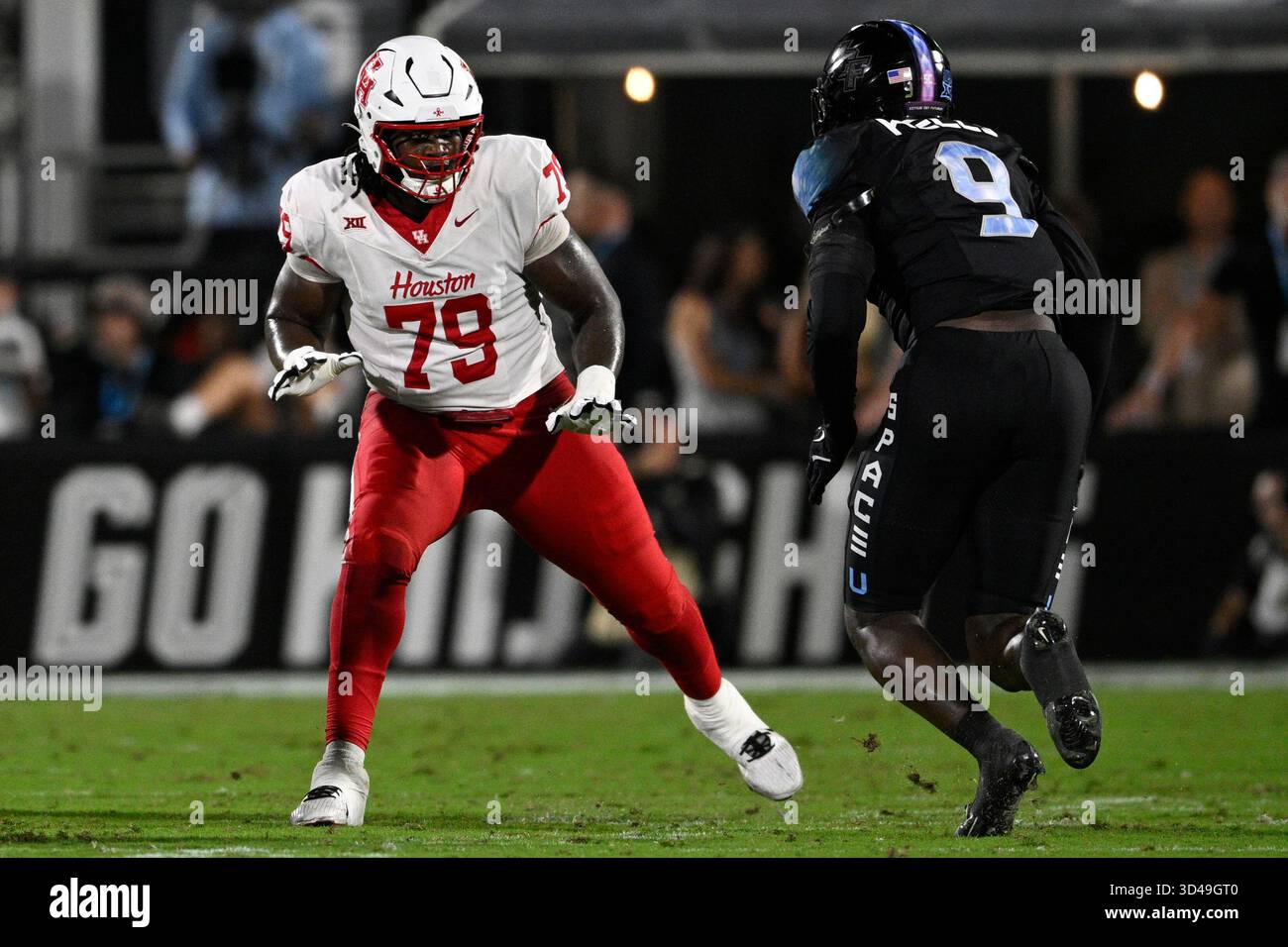 Houston offensive lineman Alvin Ebosele (79) sets up to block against ...