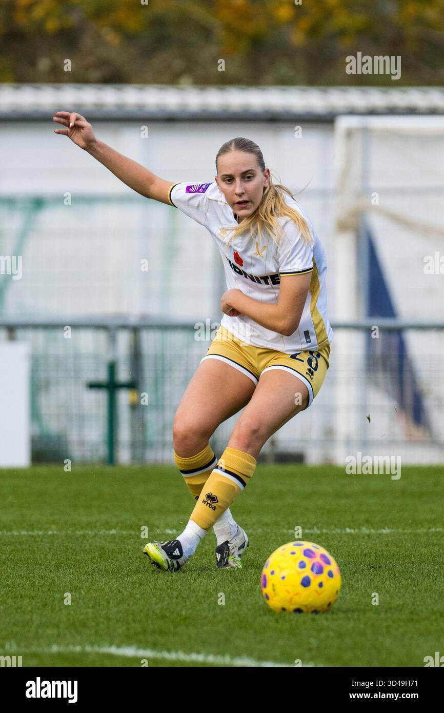 Eva Butler (28 Sheffield United) puts in a cross during the match ...
