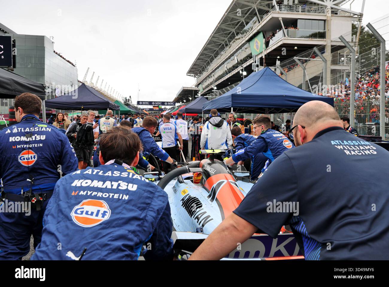 Carlos Sainz (ESP) Atlassian Williams Racing FW47 on the grid. 09.11. ...