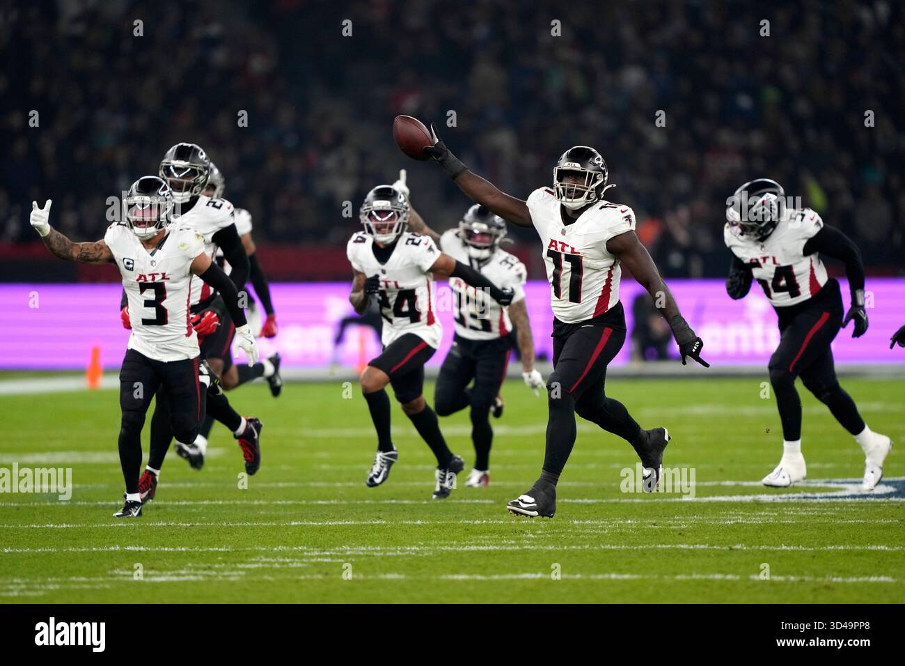 Atlanta Falcons defensive end Jalon Walker (11) celebrates after ...