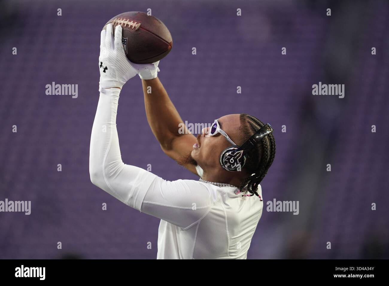 Minnesota Vikings wide receiver Justin Jefferson warms up before an NFL ...