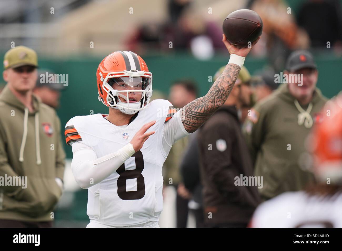 Cleveland Browns quarterback Dillon Gabriel (8) warms up before an NFL ...
