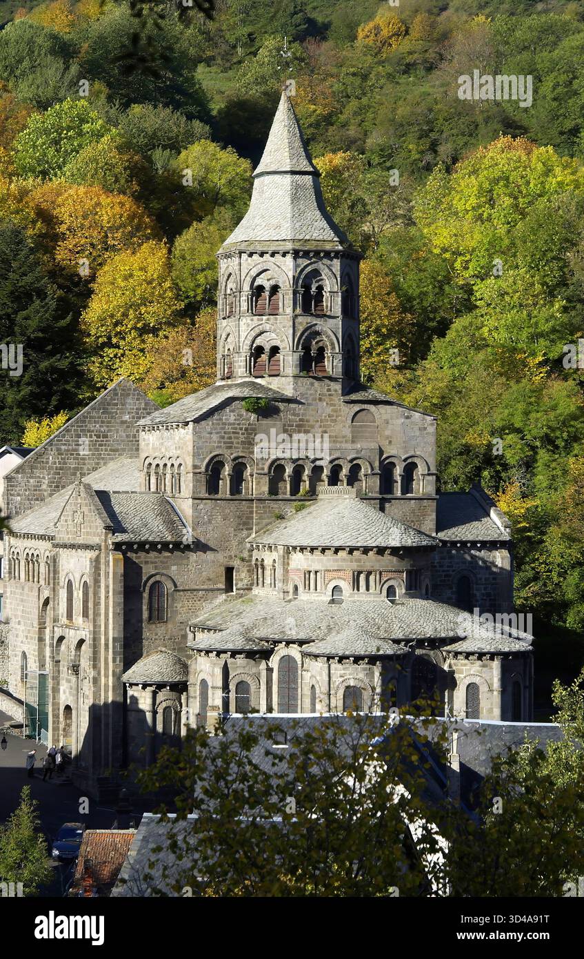 Une des eglises romanes majeurs de basse auvergne hi-res stock ...