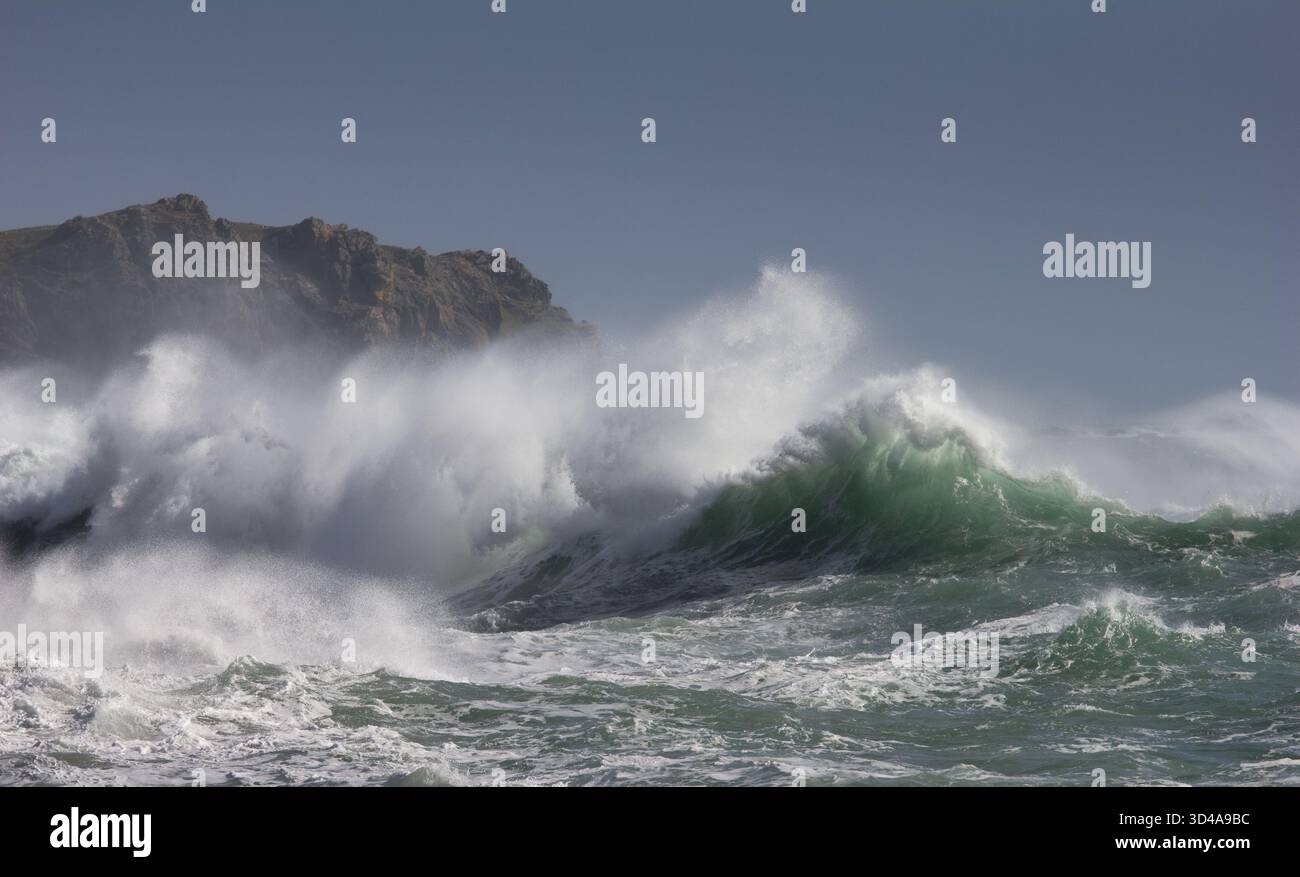 Cross currents form breaking waves at Kynance Cove on the Lizard ...