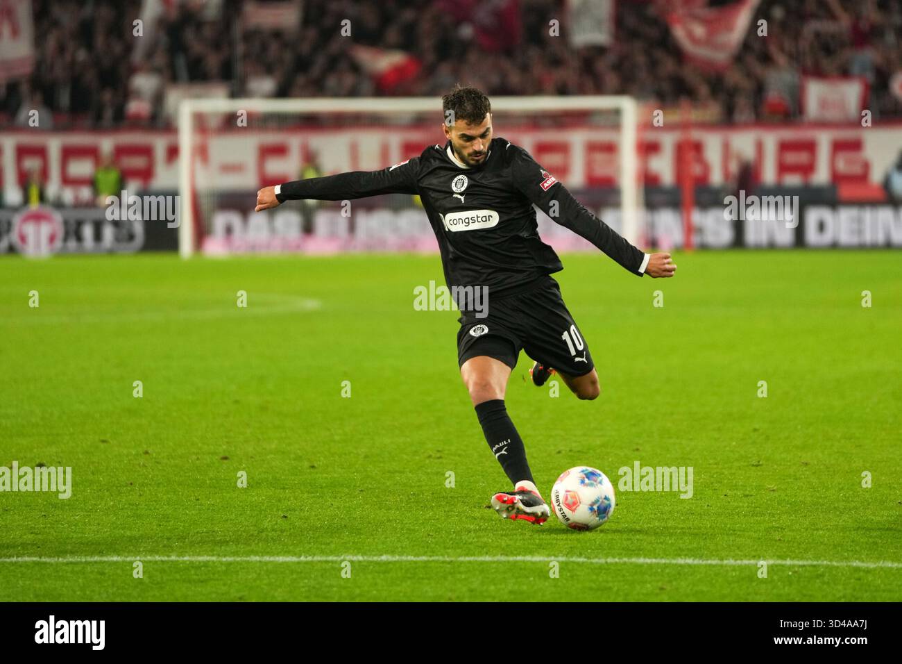 Danel Sinani (FC St. Pauli Hamburg, 10) with a shot 1. Bundesliga ...