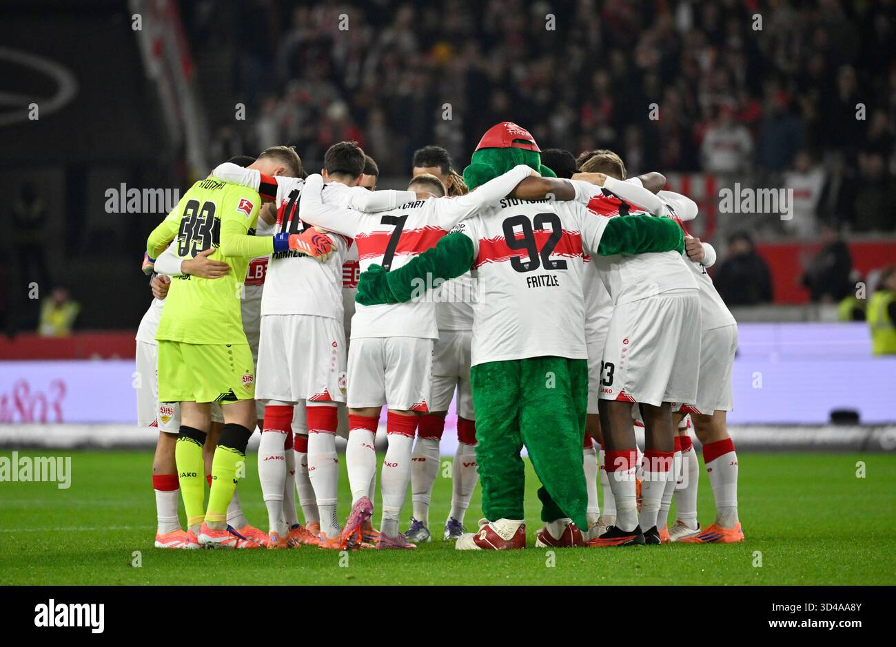 Team building, team circle before the game Stuttgart Stuttgart vs FC FC ...