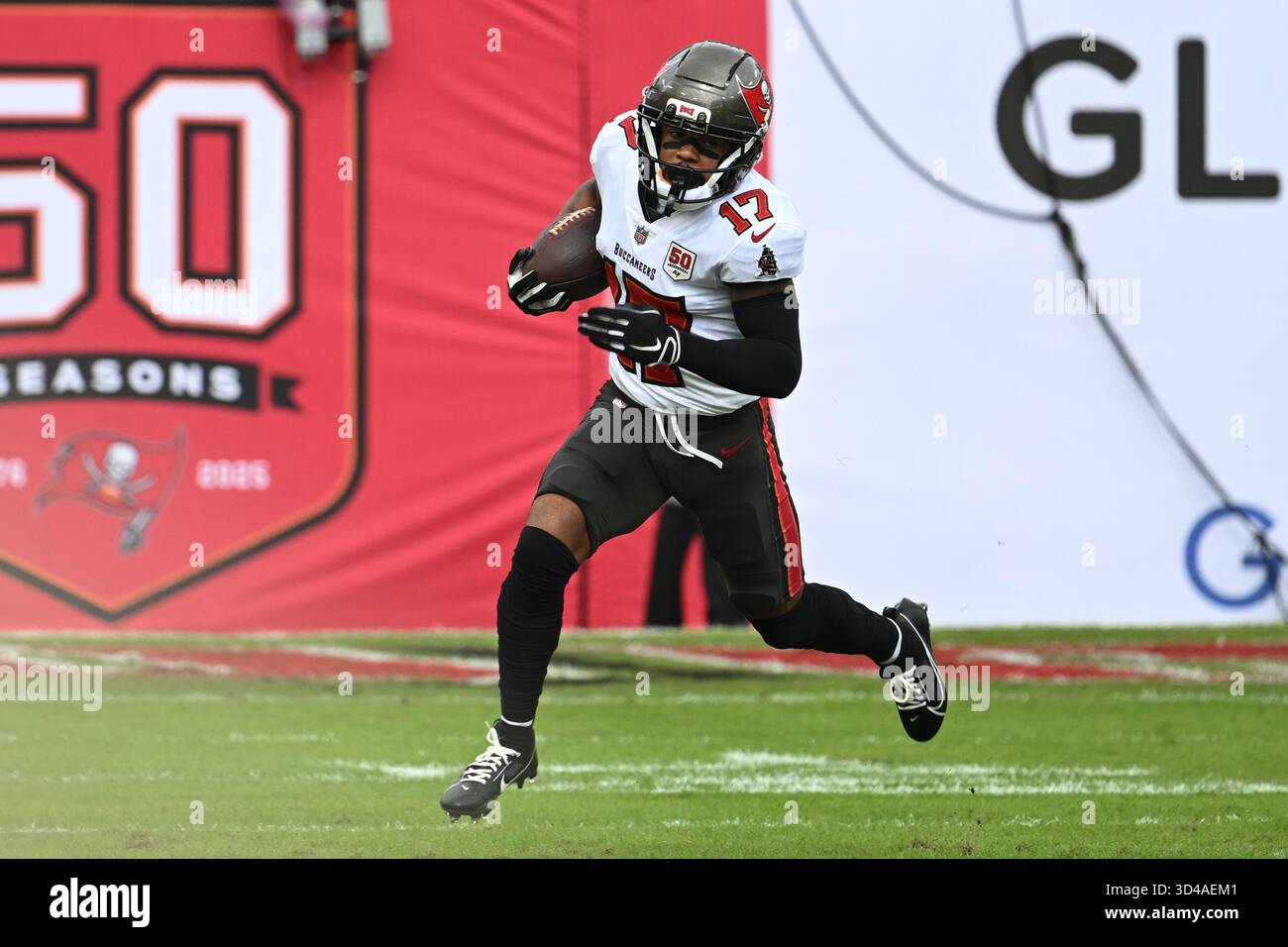 Tampa Bay Buccaneers wide receiver Sterling Shepard (17) runs against ...