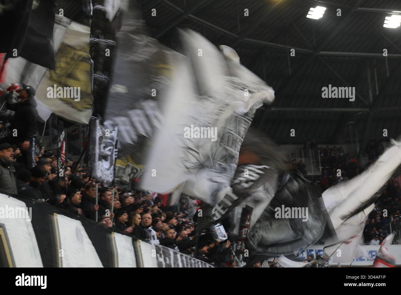LINZ, AUSTRIA - NOVEMBER 9: fans of LASK during the Admiral Bundesliga ...