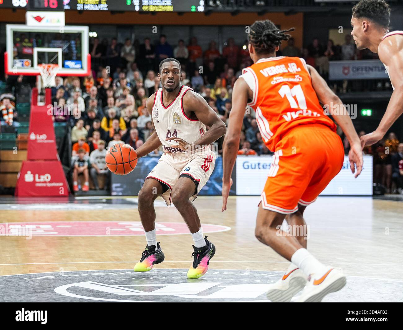 Kamar Baldwin (FC FC Bayern Munich, 44) dribbles towards Alonzo Verge ...
