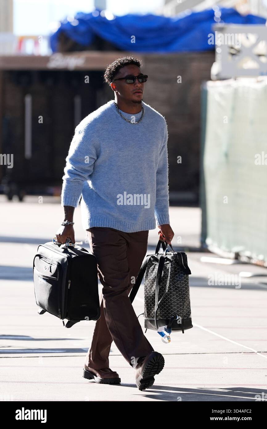 San Francisco 49ers linebacker Dee Winters arrives before an NFL ...