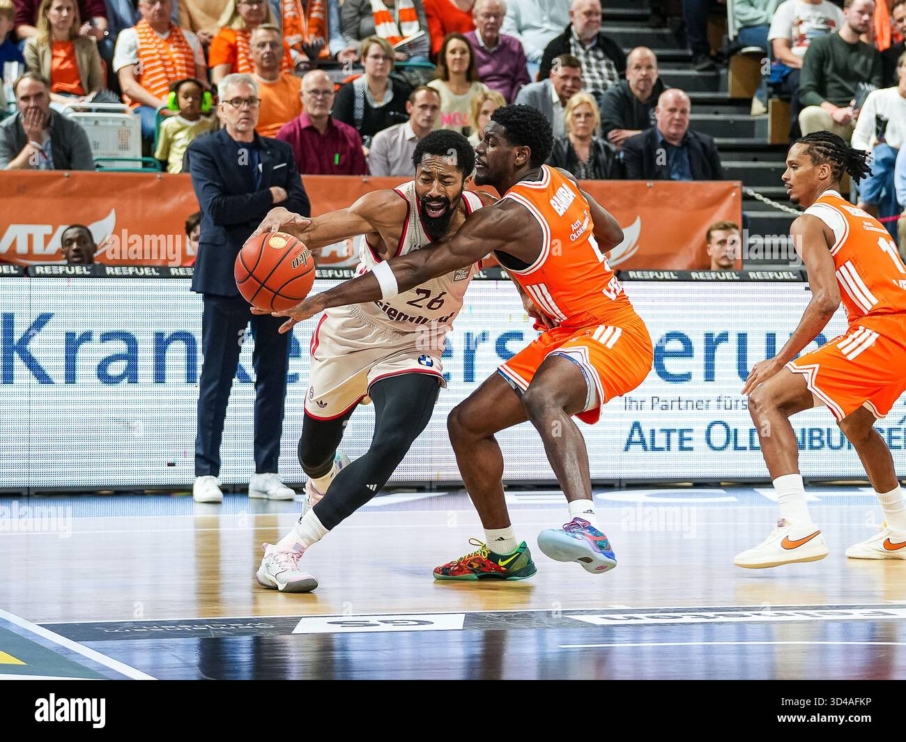 Spencer Dinwiddie (FC FC Bayern Munich, 26) against TJ Bamba (RASTA Vechta, 05) Rasta Vechta vs ...