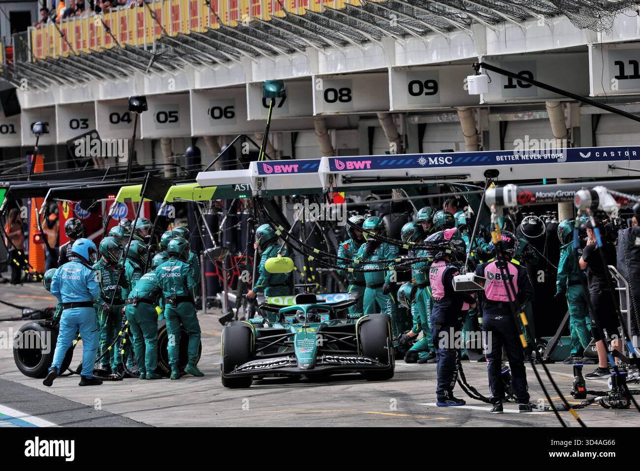 Lance Stroll (CDN) Aston Martin F1 Team AMR25 makes a pit stop. 09.11. ...