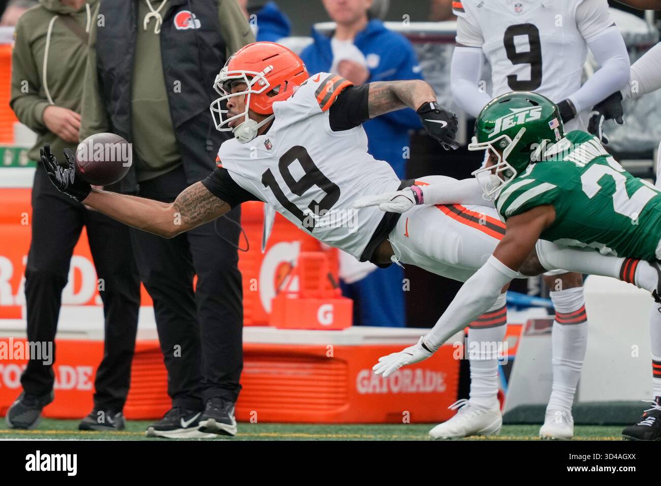 Cleveland Browns wide receiver Cedric Tillman (19) reaches for a pass ...