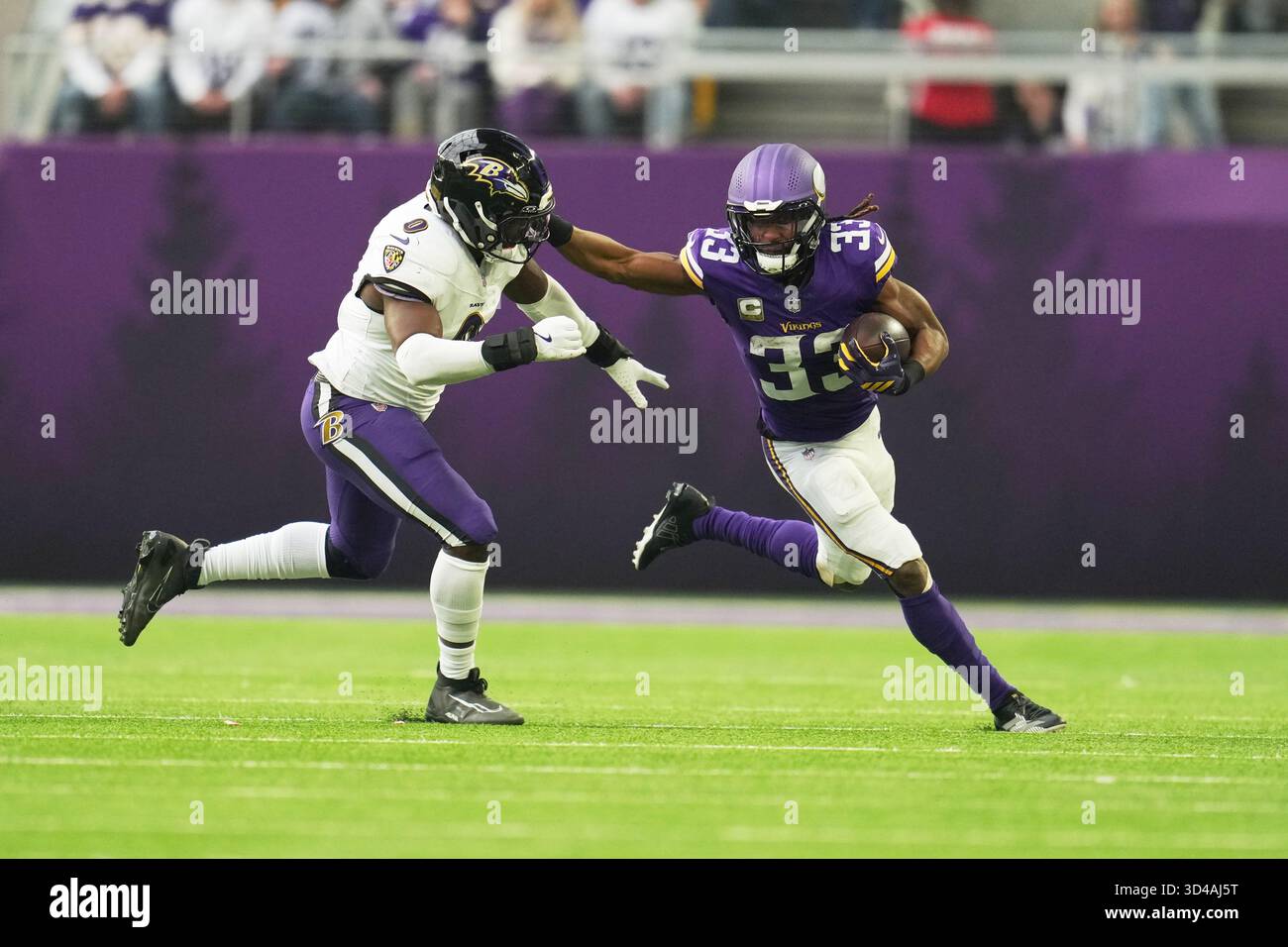 Minnesota Vikings running back Aaron Jones Sr. (33) carries against ...