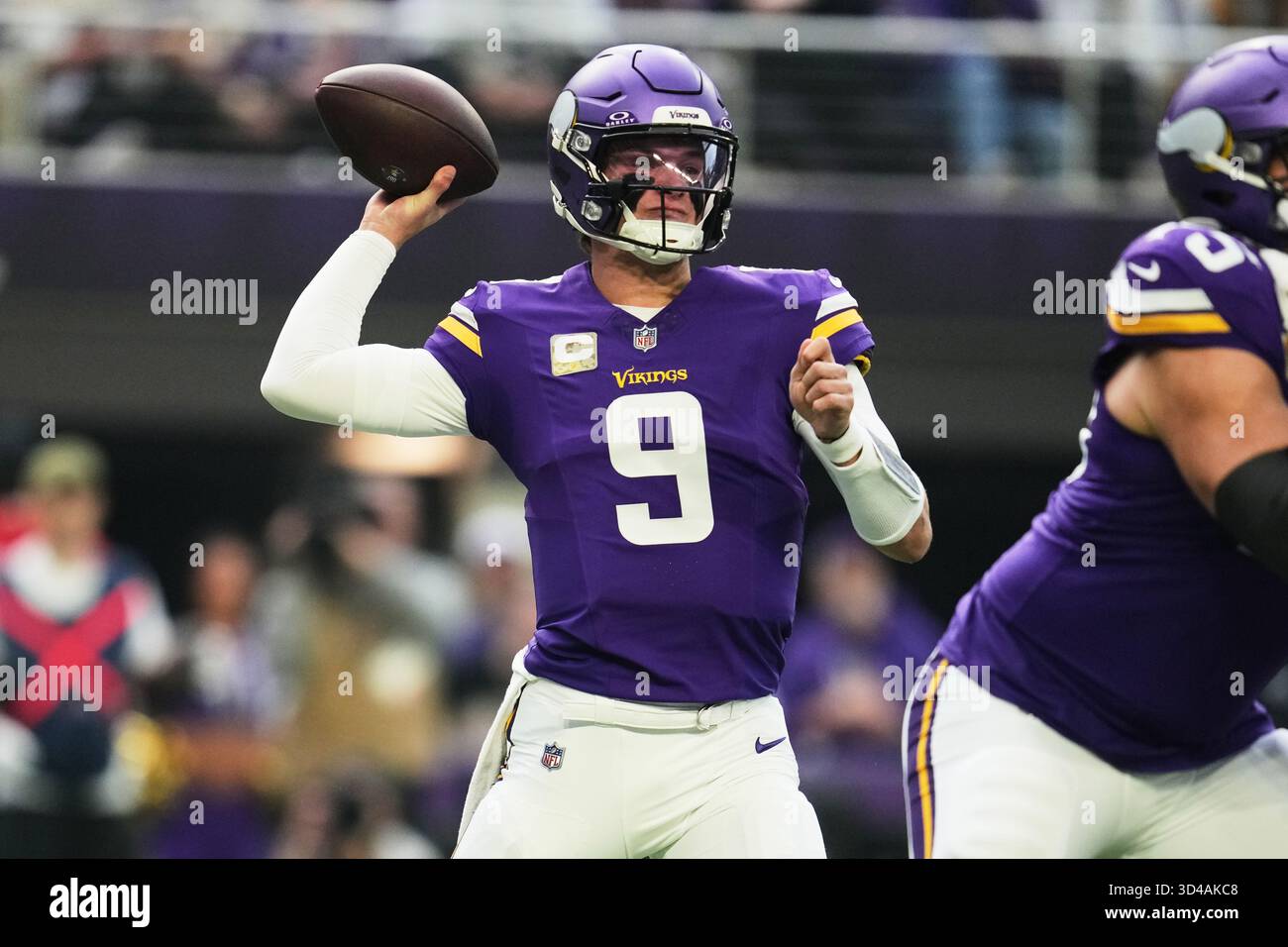 Minnesota Vikings quarterback J.J. McCarthy (9) passes against the ...