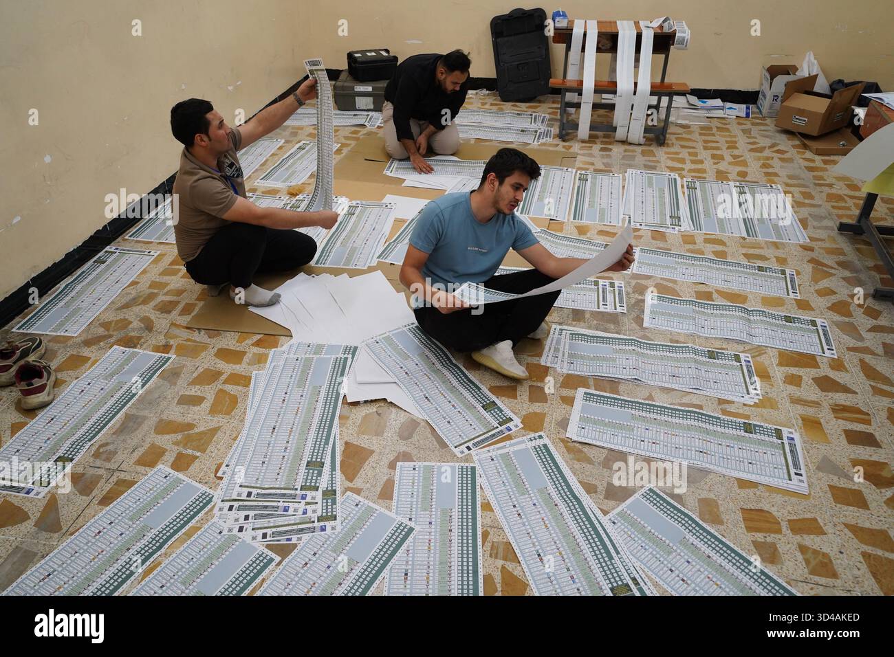 Mosul, Iraq. 09th Nov, 2025. Electoral employees count ballots at a ...