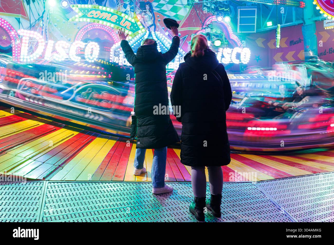 09 November 2025, Lower Saxony, Osnabrück: View of a fairground ride at ...