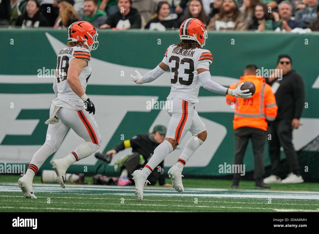 Cleveland Browns safety Ronnie Hickman (33) celebrates after an ...