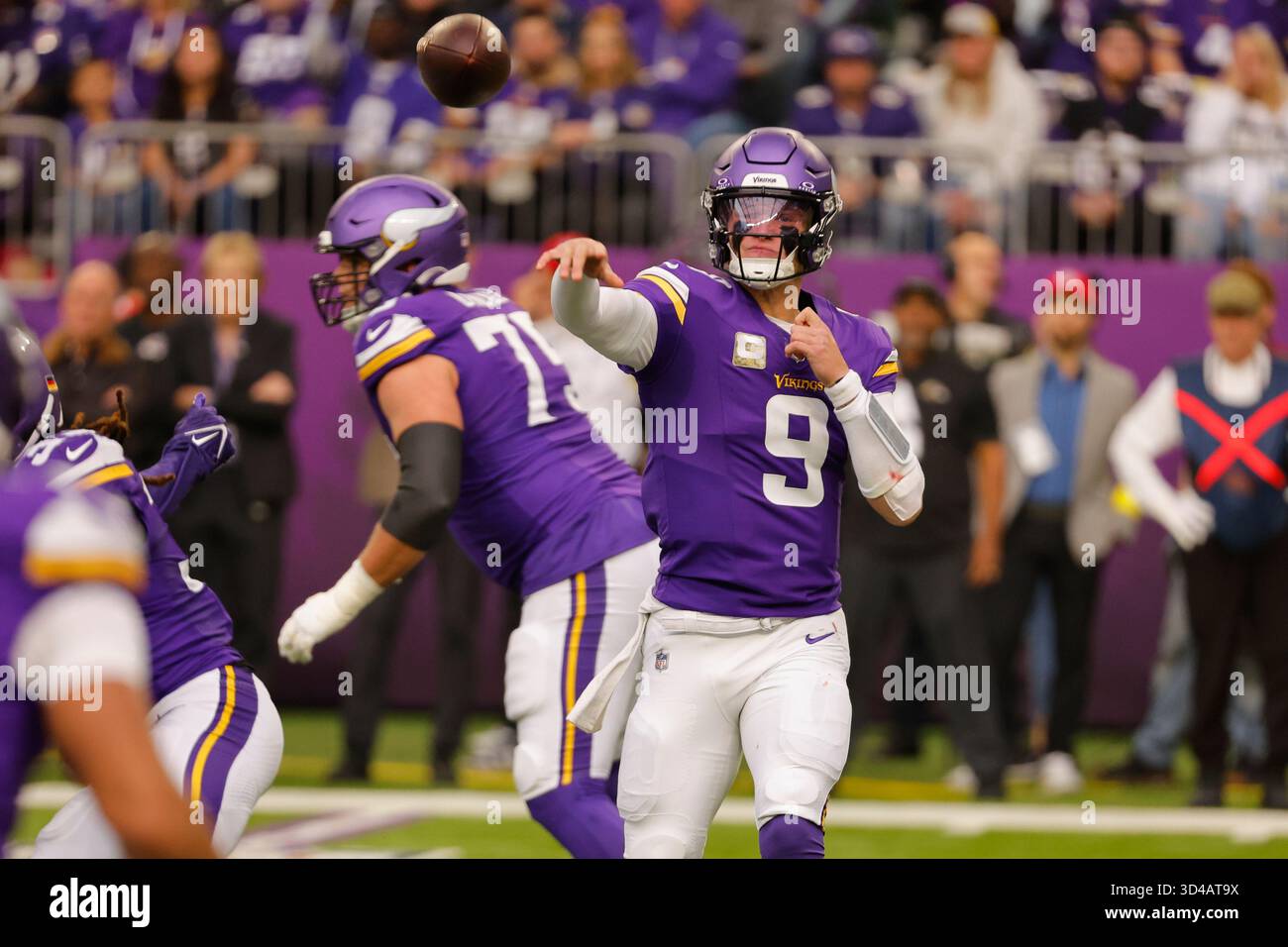 Minnesota Vikings quarterback J.J. McCarthy (9) passes against the ...