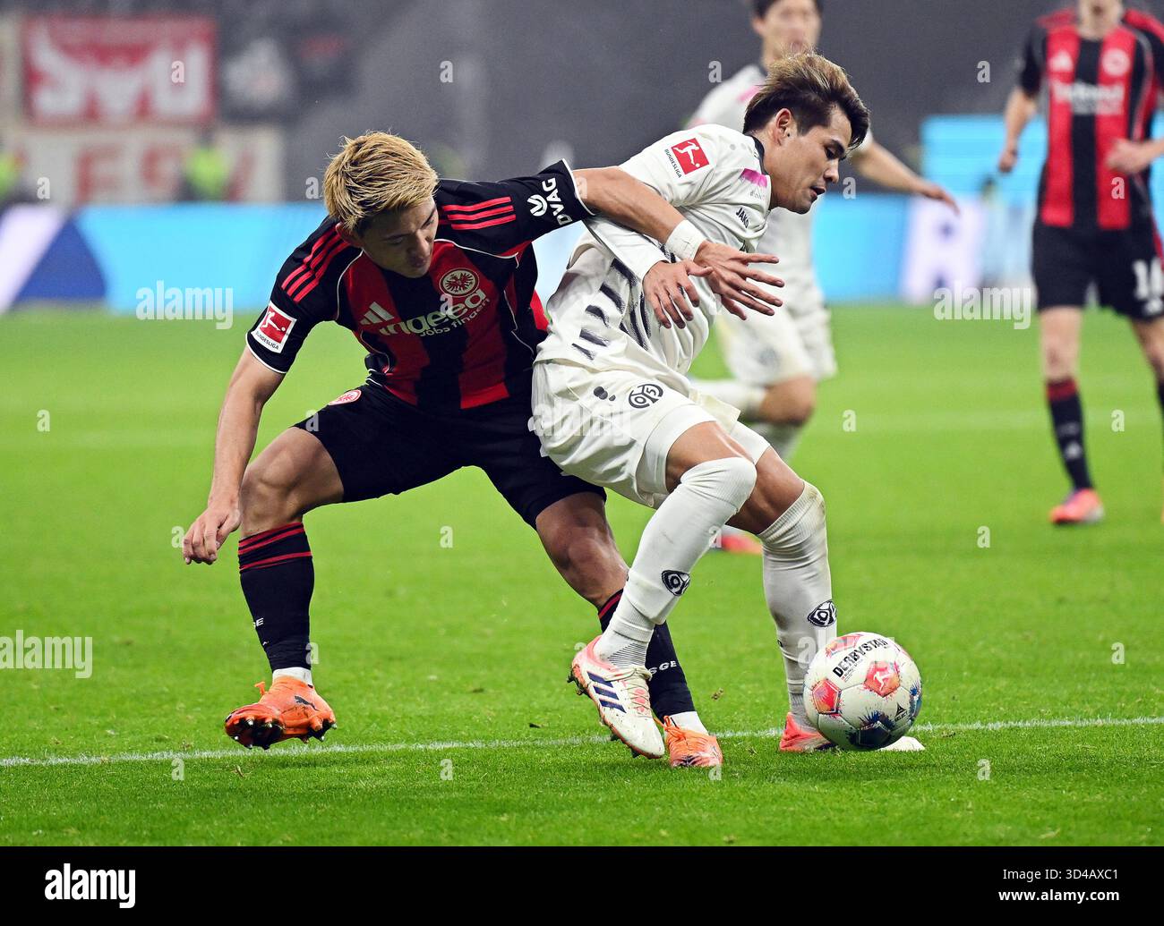 Frankfurt's Ritsu Doan, left, and Mainz's Kaishu Sano challenge for the ...