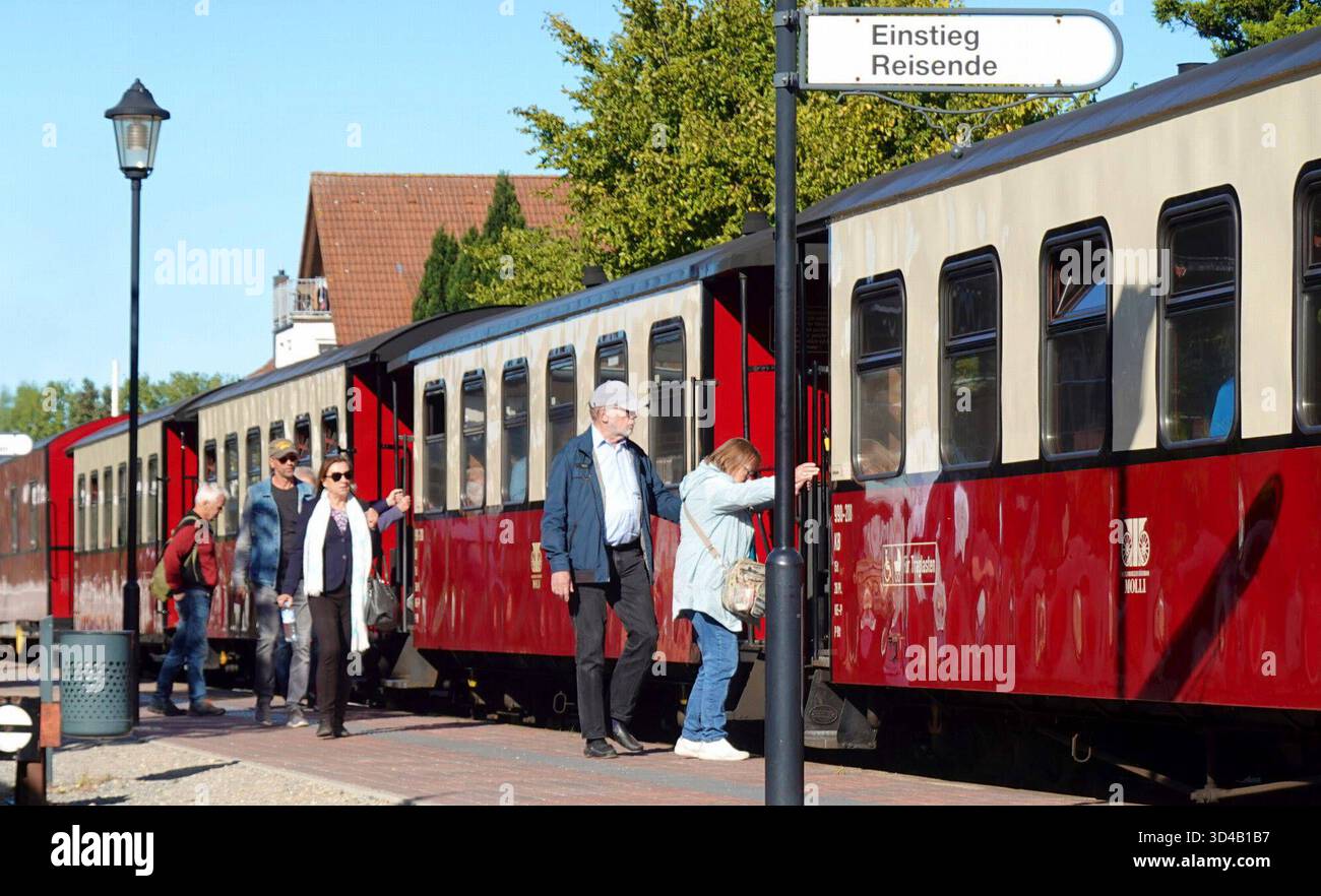 Bahnreisende - hier mit der Schmalspurbahn Molli im Bahnhof ...