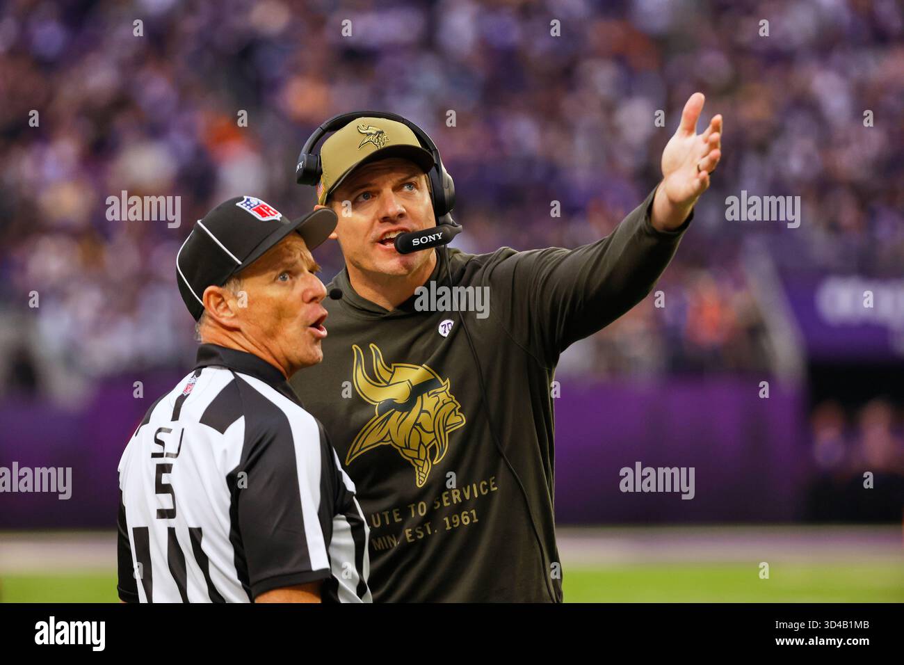Minnesota Vikings head coach Kevin O'Connell talks to side judge Jim ...