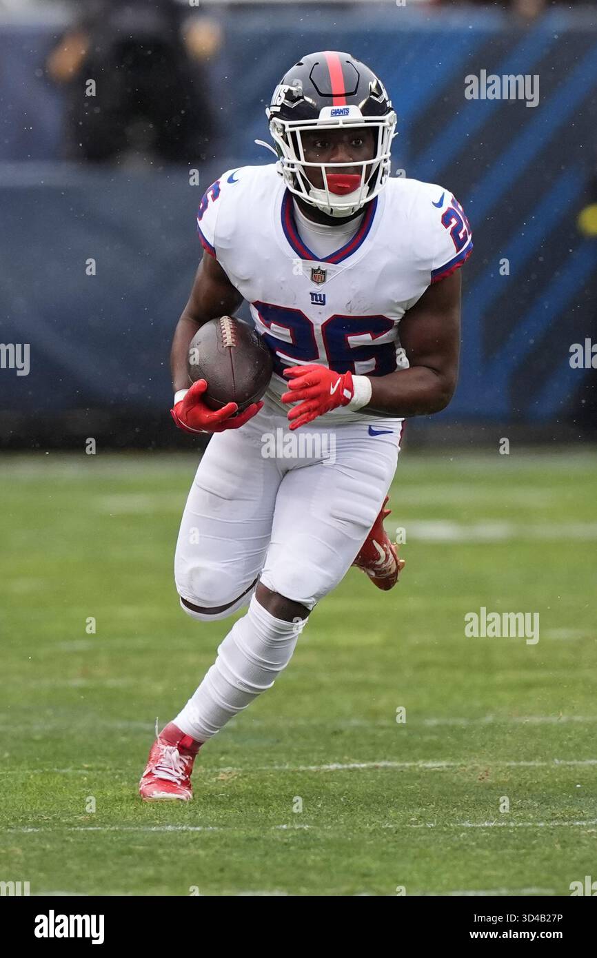 New York Giants running back Devin Singletary (26) runs with the ball ...