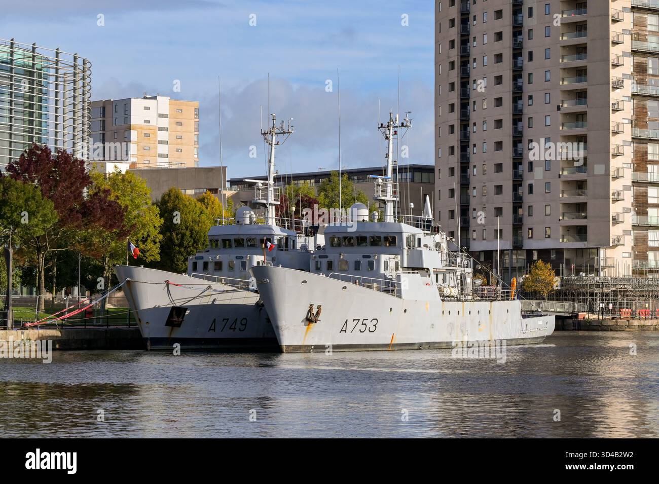 Naval vessels side by side hi-res stock photography and images - Alamy