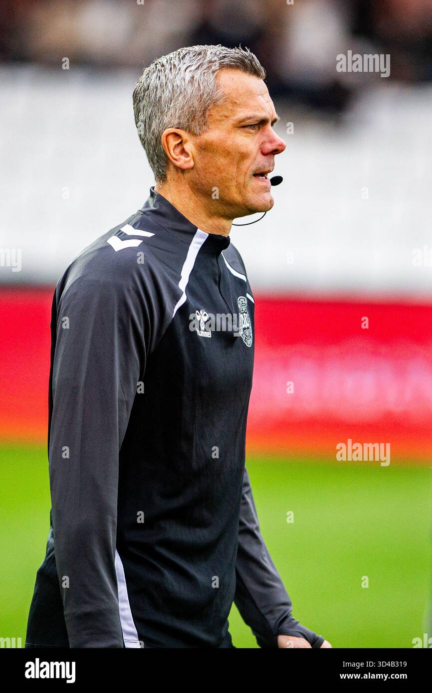 Vejle, Denmark. 09th Nov, 2025. Referee Michael Tykgaard seen warming ...