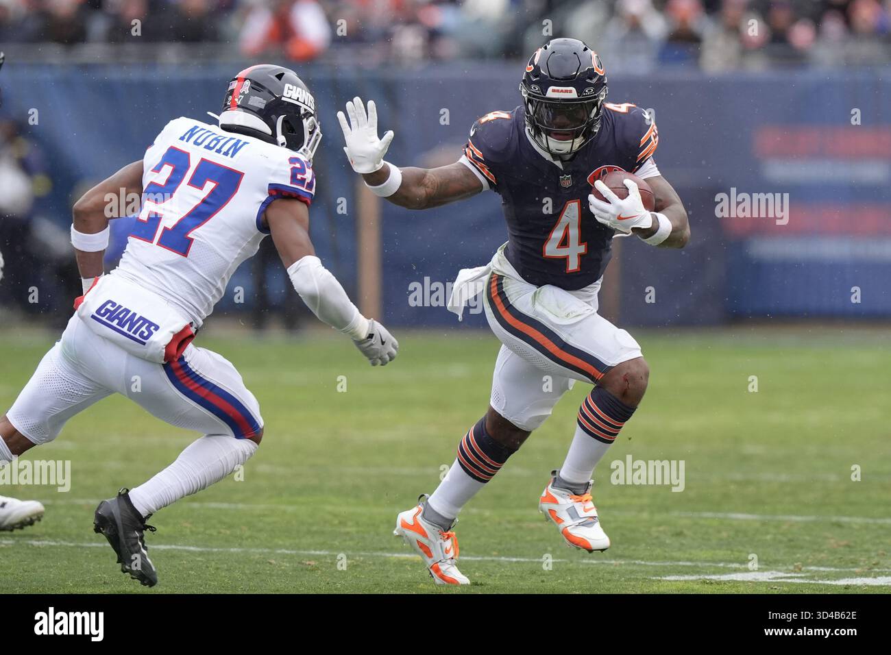 Chicago Bears running back D'Andre Swift (4) tries to get past New York ...