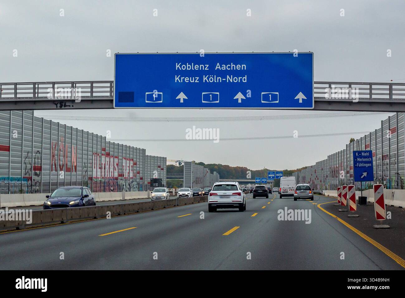 Die Autobahn 1 zwischen der Leverkusener Brücke und dem Autobahnkreuz ...