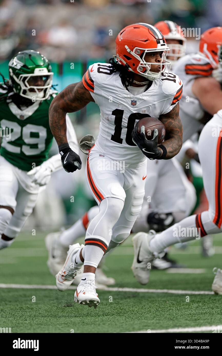 Cleveland Browns running back Quinshon Judkins (10) runs with the ball ...